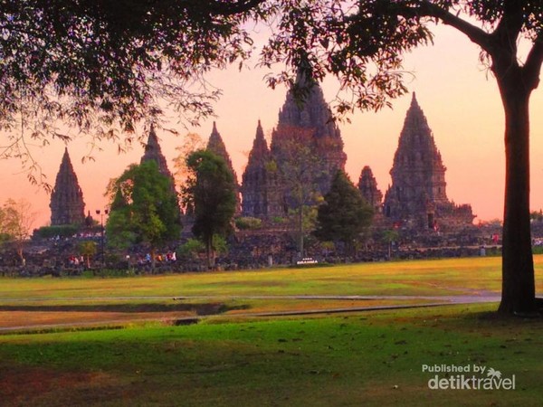 Candi Prambanan Punya Sunset Secantik Ini