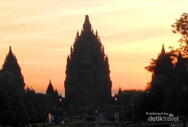 Candi Prambanan Punya Sunset Secantik Ini