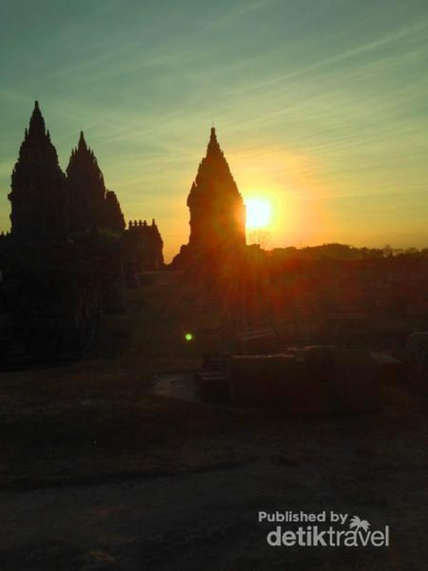 Candi Prambanan Punya Sunset Secantik Ini