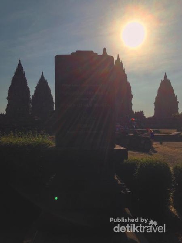 Candi Prambanan Punya Sunset Secantik Ini