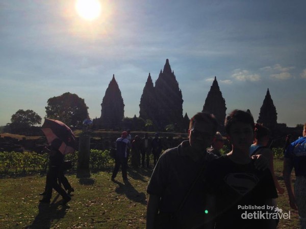 Candi Prambanan Punya Sunset Secantik Ini
