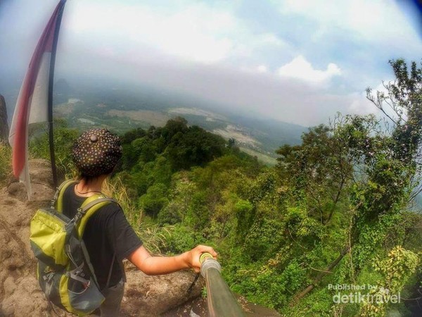 Gunung Munara di Bogor yang Indah Nan Menantang