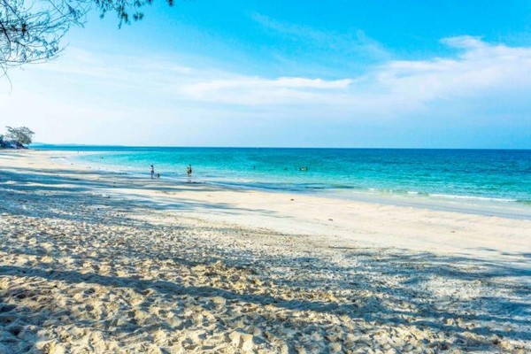 Indahnya Pantai Trikora di Pulau Bintan