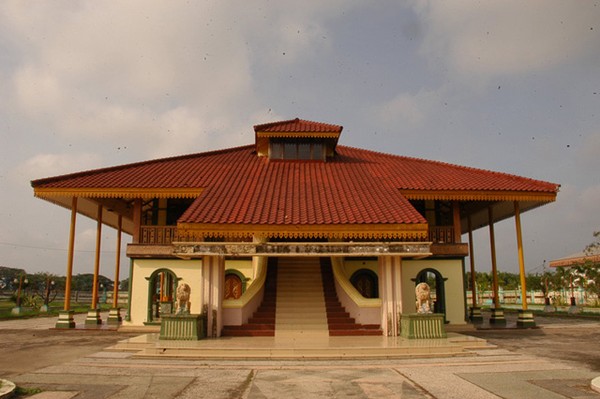 Istana Kesultanan Indragiri dan Dufan Danau Raja, Riau