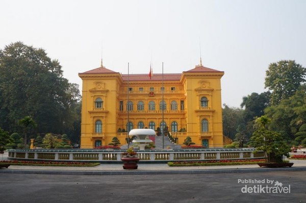 Istana Kuning yang Megah di Hanoi