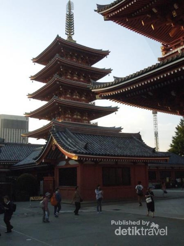 Melihat Kuil Sensoji di Tokyo, Jepang