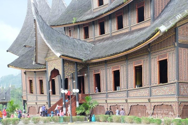 Melihat Megahnya Istano Basa Pagaruyung