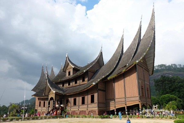 Melihat Megahnya Istano Basa Pagaruyung