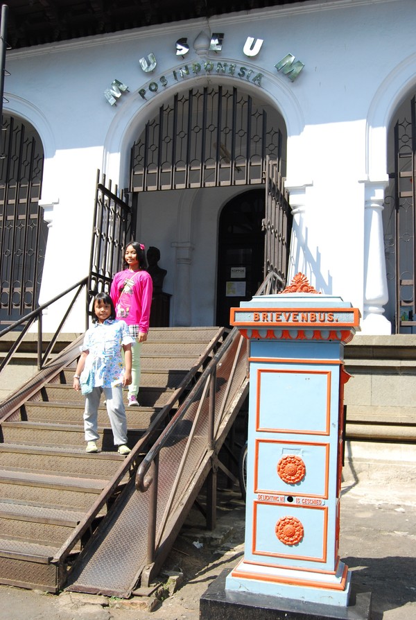 Melihat Perangko Antik di Museum Pos Indonesia, Bandung