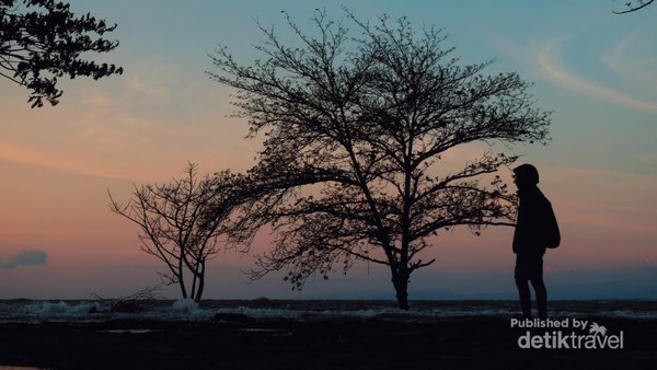 Melihat Reruntuhan Jembatan Kuning Palu dari Sisi Wisatawan