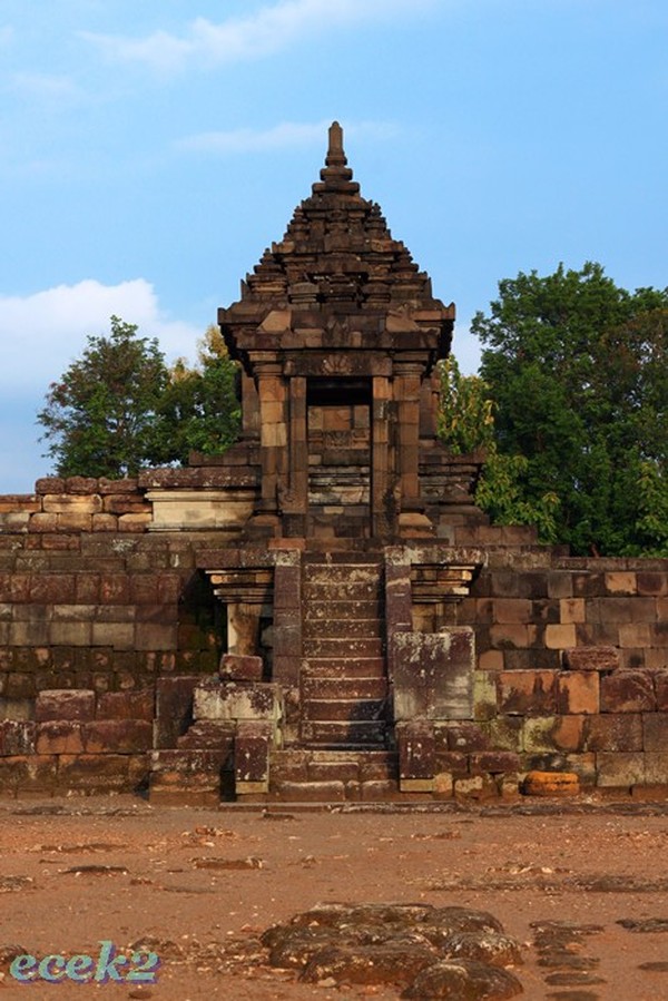 Mengunjungi Megahnya Candi Barong, Yogya