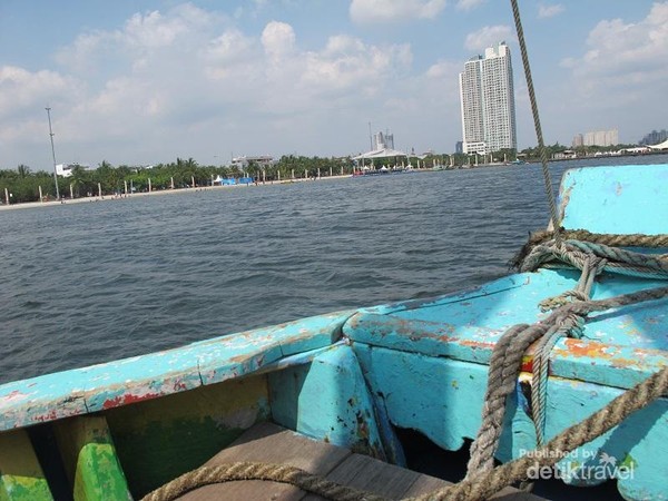 Menikmati Pantai Ancol dari Perahu Wisata
