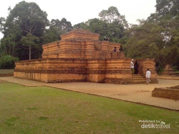 Menjelajah Luasnya Candi Muaro Jambi