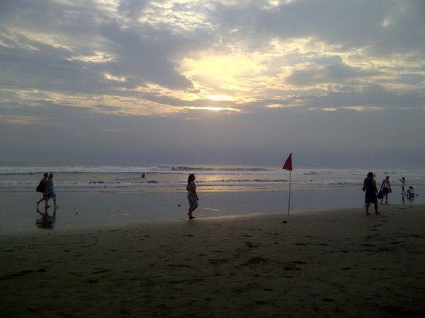 Menjelang Sunset di Pantai Seminyak, Bali