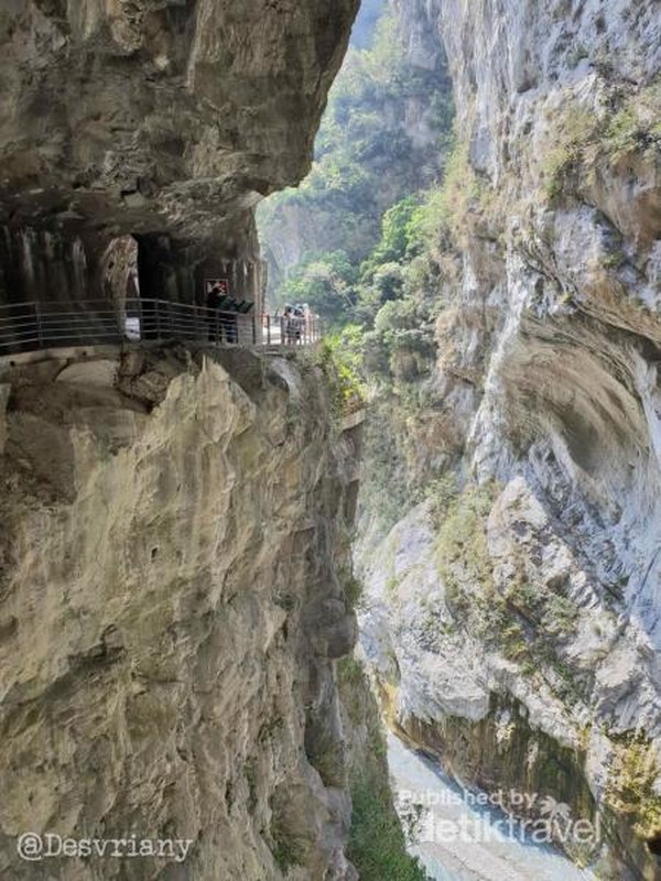 Menyusuri Jalan di Bibir Tebing yang Curam di Taiwan