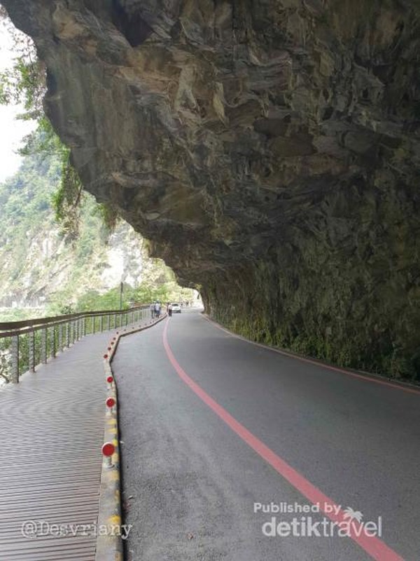 Menyusuri Jalan di Bibir Tebing yang Curam di Taiwan