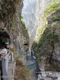 Menyusuri Jalan di Bibir Tebing yang Curam di Taiwan