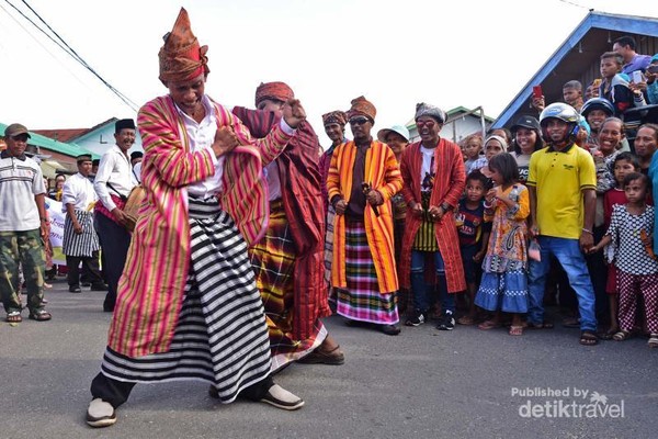 Meriahnya Karnaval Budaya Festival Pesona Bupolo