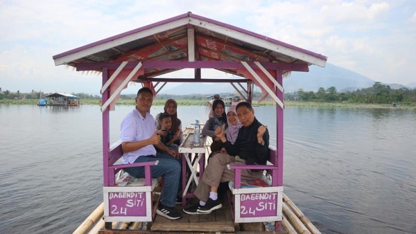 Naik Rakit di Situ Bagendit, Yuk!