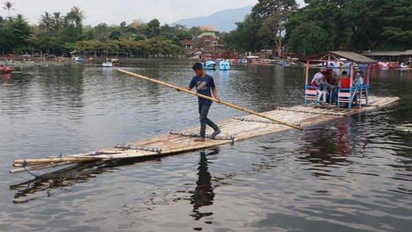 Naik Rakit di Situ Bagendit, Yuk!