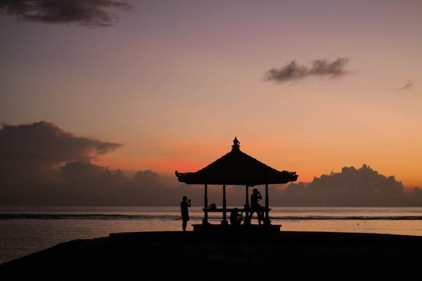 Pantai di Bali dalam Balutan Senja yang Magis