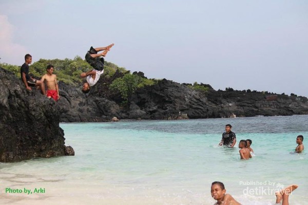 Pantai Nereng Watotena, Tempat Asyik Main Air di Flores