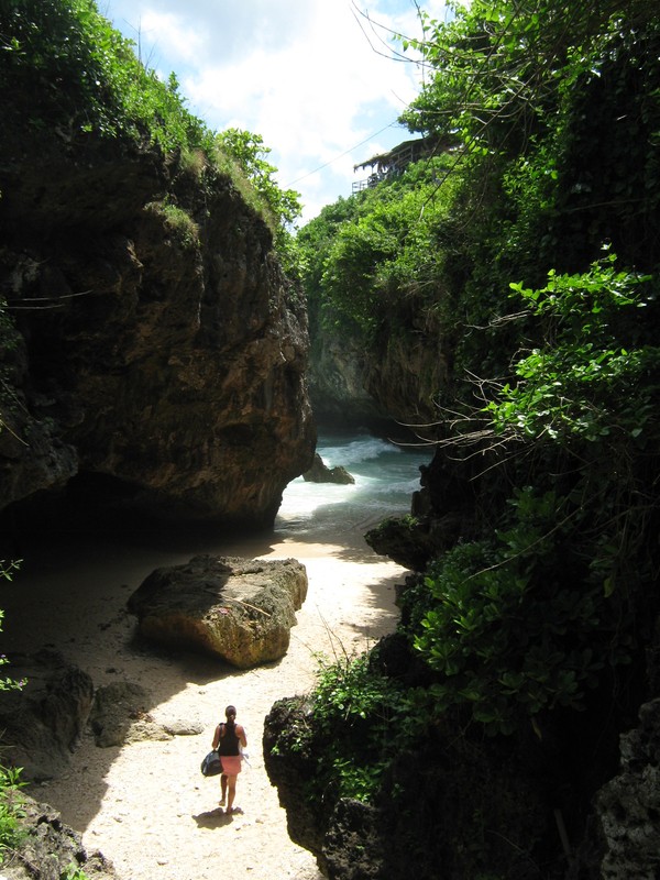 Pemandangan Dahsyat dari Atas Tebing Pantai Blue Point, Bali