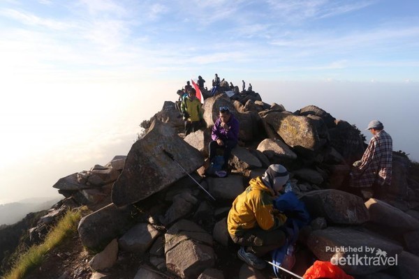 Pemandangan Dahsyat Puncak Gunung Arjuno