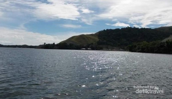 Pesona Keindahan Danau Sentani Papua