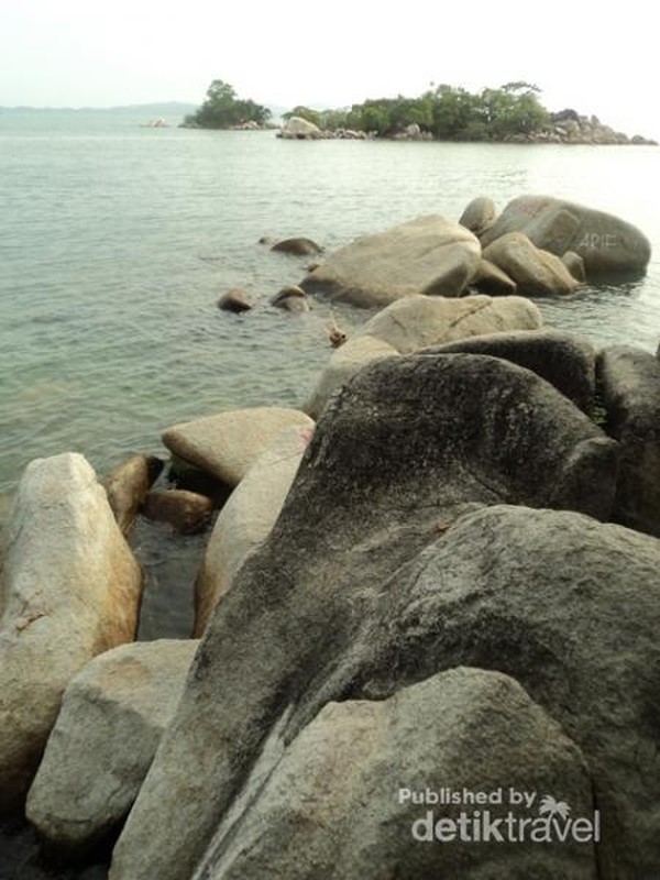 Pesona Pantai Tanjung Kerasak Bangka di Pagi Hari