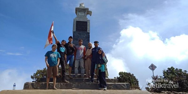 Potret Pendakian Gunung Lawu Via Candi Cetho