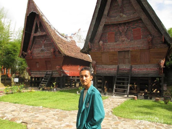 Potret Rumah Adat Batak di Balige, Sumut