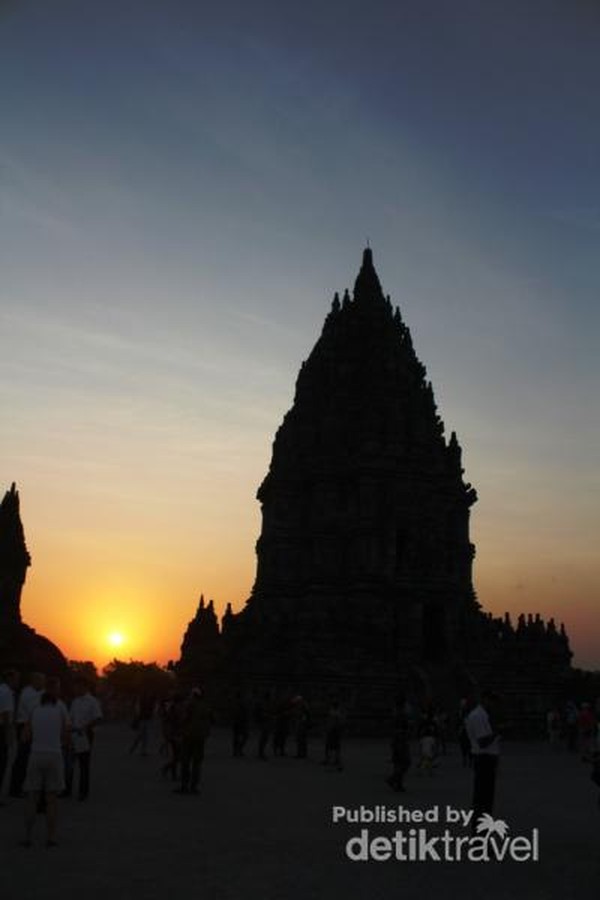 Senja yang Indah di Candi Prambanan
