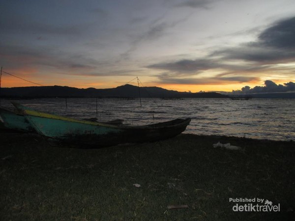 Senja yang Indah di Danau Toba