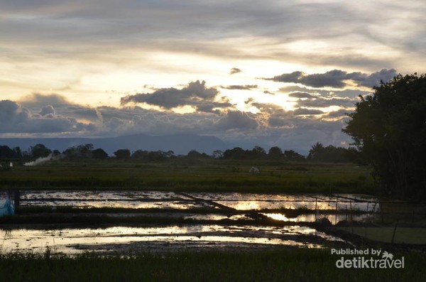 Senja yang Indah di Danau Toba