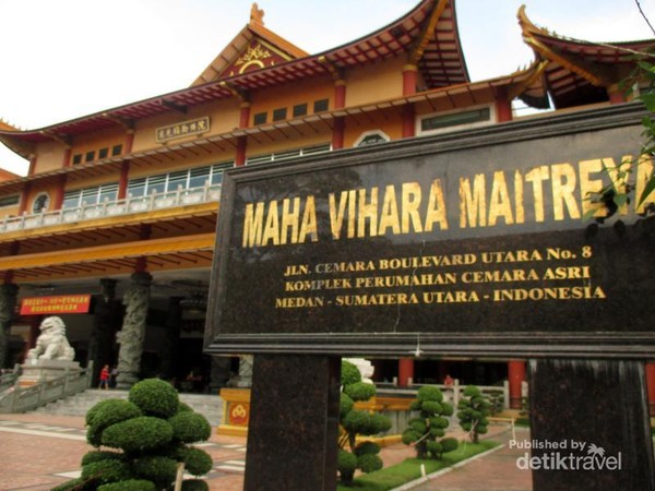 Terpesona Merahnya Maha Vihara Maitreya di Medan