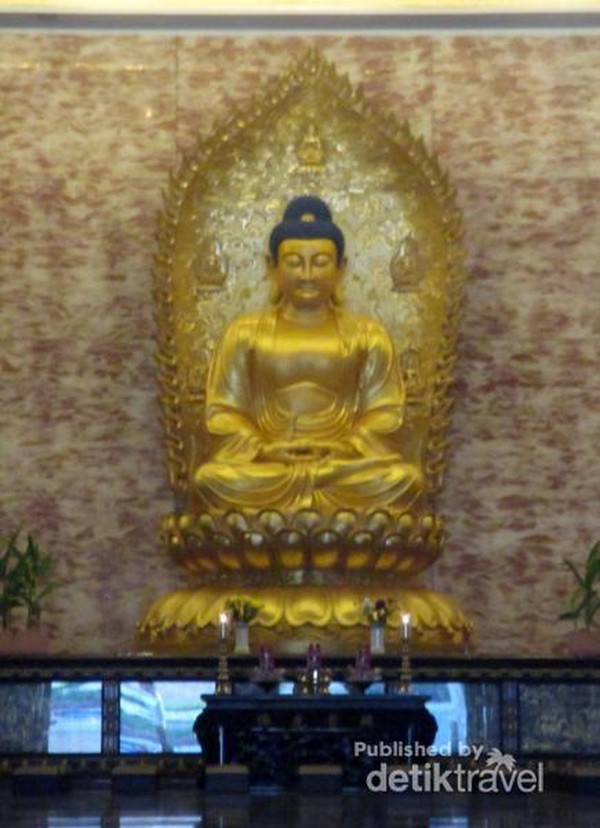 Terpesona Merahnya Maha Vihara Maitreya di Medan