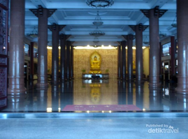 Terpesona Merahnya Maha Vihara Maitreya di Medan