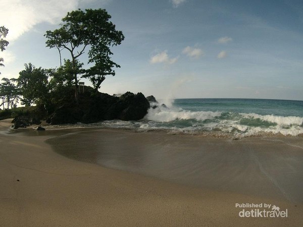 Terpesona Pantai Saoka di Papua Barat