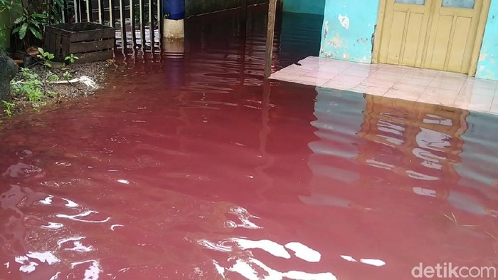 Aneh, Banjir Berwarna Merah Rendam Pekalongan