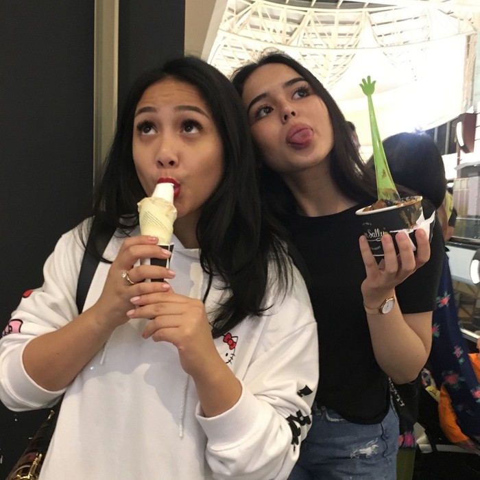 Serunya Edelenyi Laura saat Makan Es Krim dan Ngopi Cantik