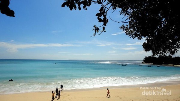 Air Laut Sebening Kaca di Pantai Linau, Bengkulu