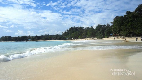 Air Laut Sebening Kaca di Pantai Linau, Bengkulu