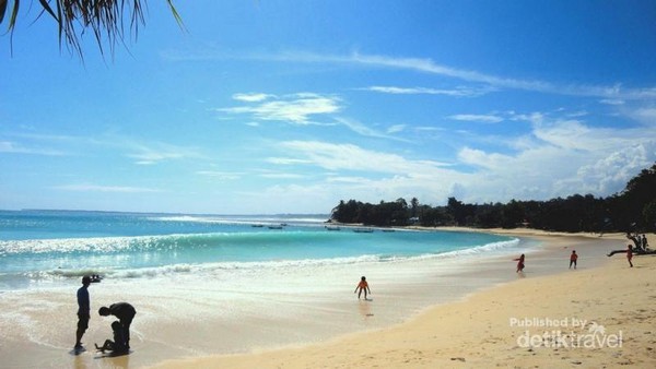 Air Laut Sebening Kaca di Pantai Linau, Bengkulu