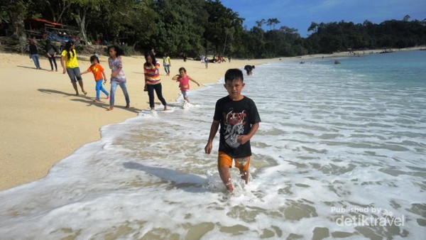 Air Laut Sebening Kaca di Pantai Linau, Bengkulu