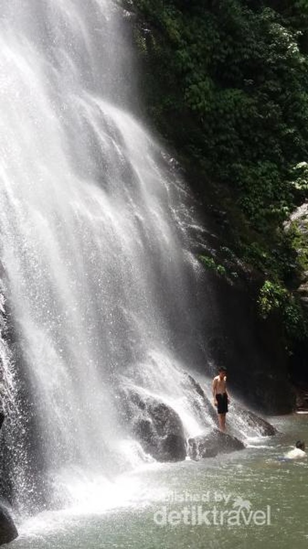 Basah-basahan di Air Terjun Tamasapi, Seru!
