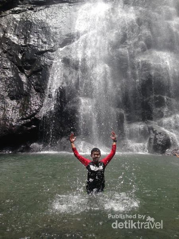 Basah-basahan di Air Terjun Tamasapi, Seru!