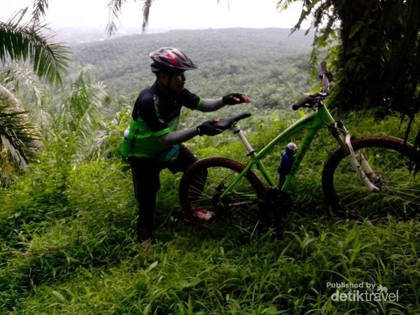 Beda! Naik Gunung dengan Sepeda di Bogor