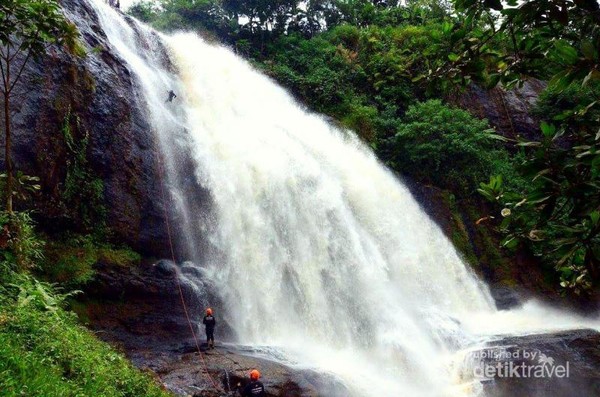 Ekstrem! Begini Serunya Canyoning di Curug Cikondang