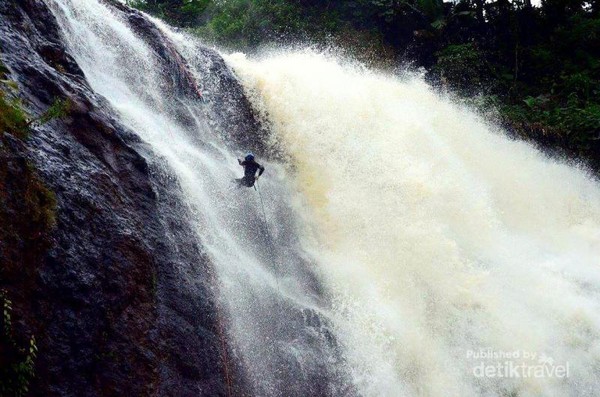 Ekstrem! Begini Serunya Canyoning di Curug Cikondang